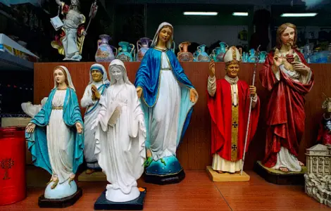 Top 10 Souvenirs to Buy in Rome| Famous Things to Buy in Rome