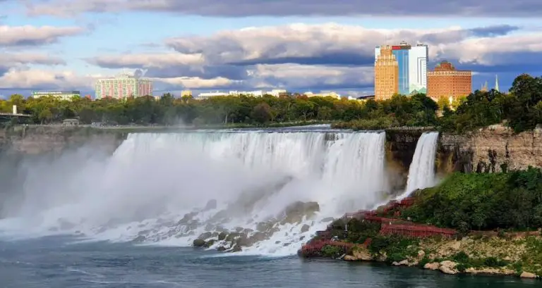 Top 10 Tourist Attractions in Canada | Best Places to Visit in Canada