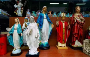 Top 10 Souvenirs to Buy in Rome| Famous Things to Buy in Rome